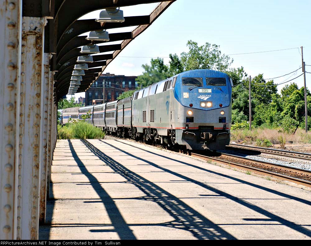 AMTK 105 leads Train 48 arriving